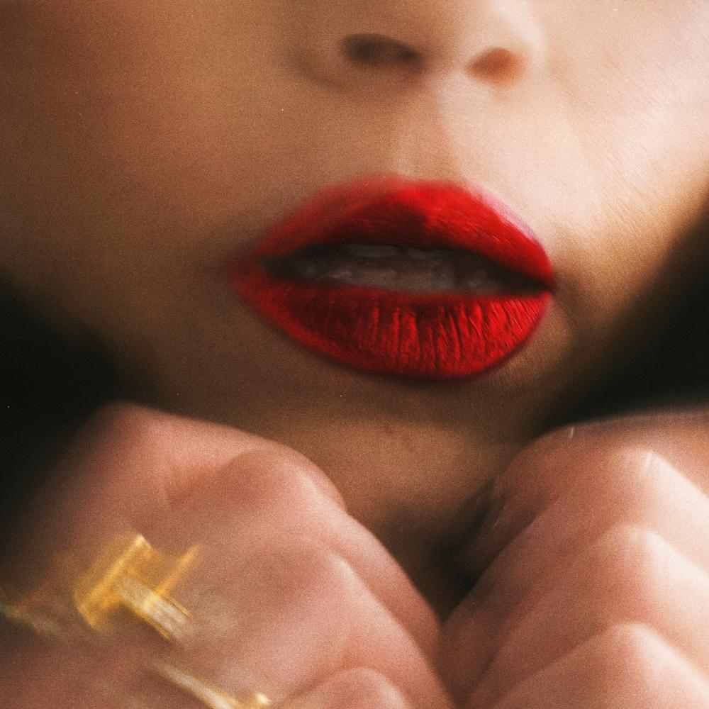 Emma ‘Femme fatale’: un desiderio che consuma – Inchiostro Sonoro